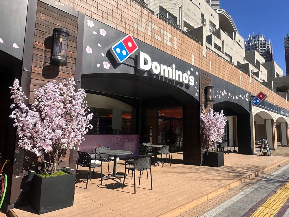 Domino's to shutter 100 stores